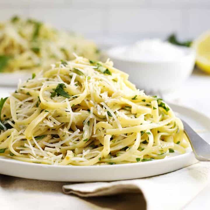 Pasta Aglio e Olio {Pasta with Garlic and Oil} - Pinch and Swirl
