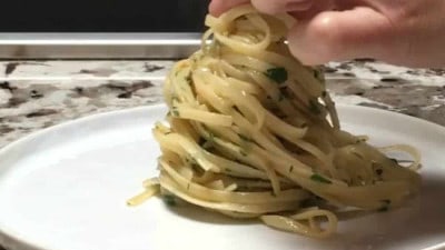 Pasta Aglio e Olio {Pasta with Garlic and Oil} - Pinch and Swirl
