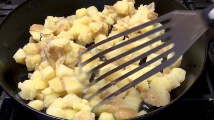 Skillet Potatoes (Crispy outside, creamy inside!) - Pinch and Swirl