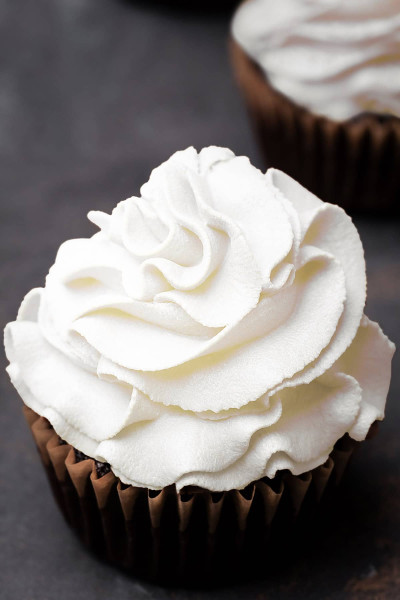 Stabilized Whipped Cream Frosting (5 minute recipe!) - Pinch and Swirl
