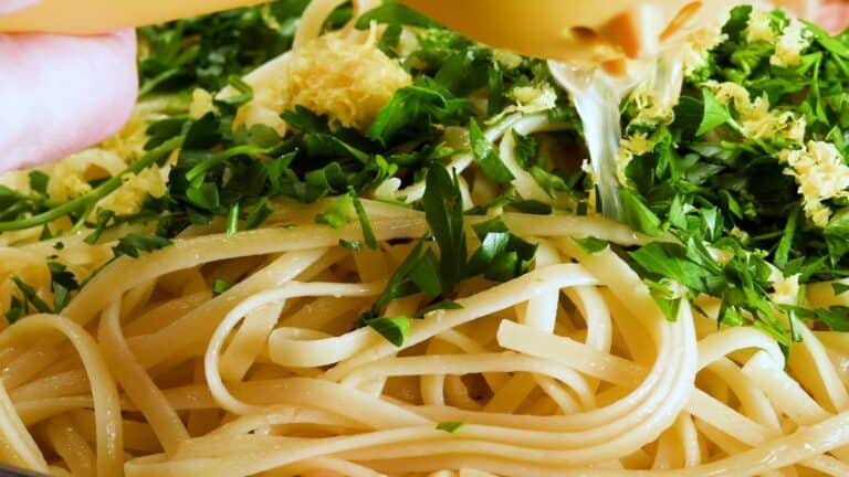 Lemon Garlic Chicken Pasta (30 minute meal!) - Pinch and Swirl