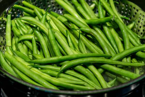 Garlic Butter Green Beans (17 Minutes!) - Pinch and Swirl